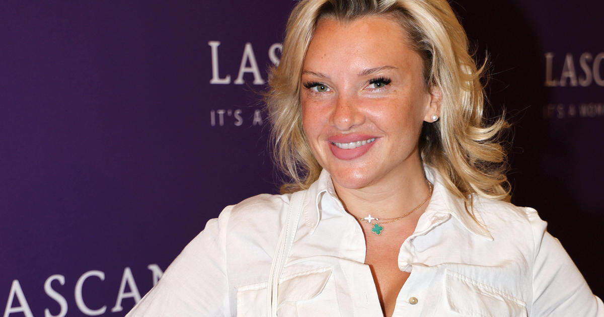 Evelyn Burdecki gewährt im sexy Einteiler tiefe Einblicke