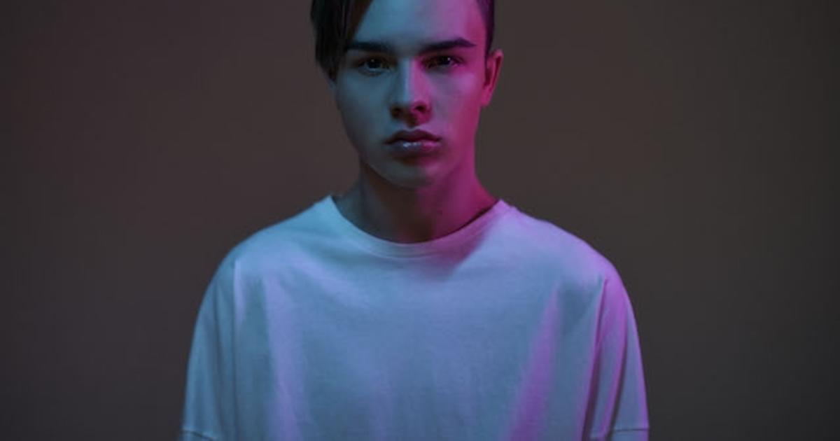 Mike Singer mit "Karma" an Chart-Spitze und auf Tournee