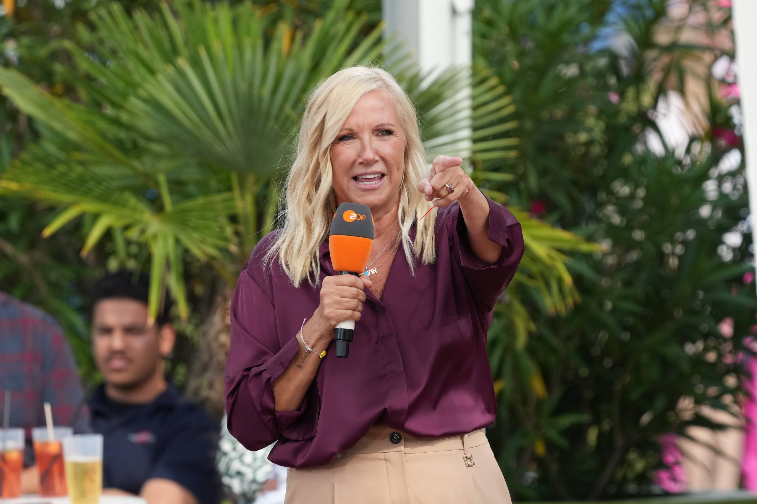 Kuriose Szenen im ZDF-„Fernsehgarten“ – Andrea Kiewel schlägt Thorsten ...