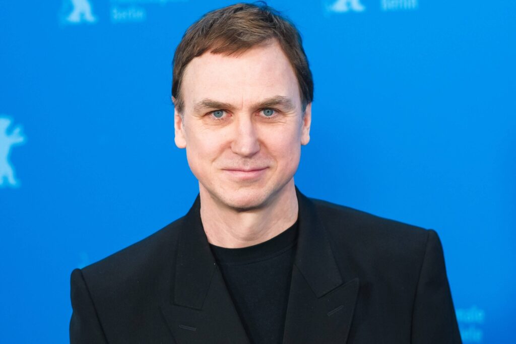 Theater-Abbruch wegen blutigem Zwischenfall: Lars Eidinger verletzt ...