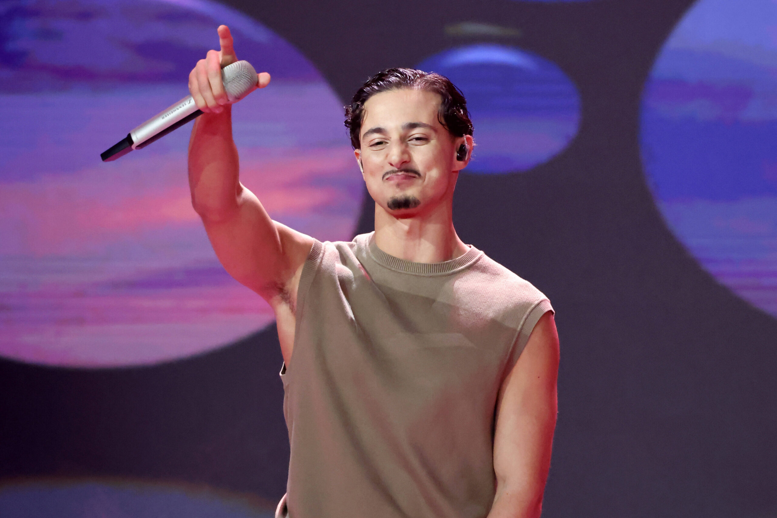 Milano Rapper: Steckbrief, Karriere und die größten Hits von Milane ...